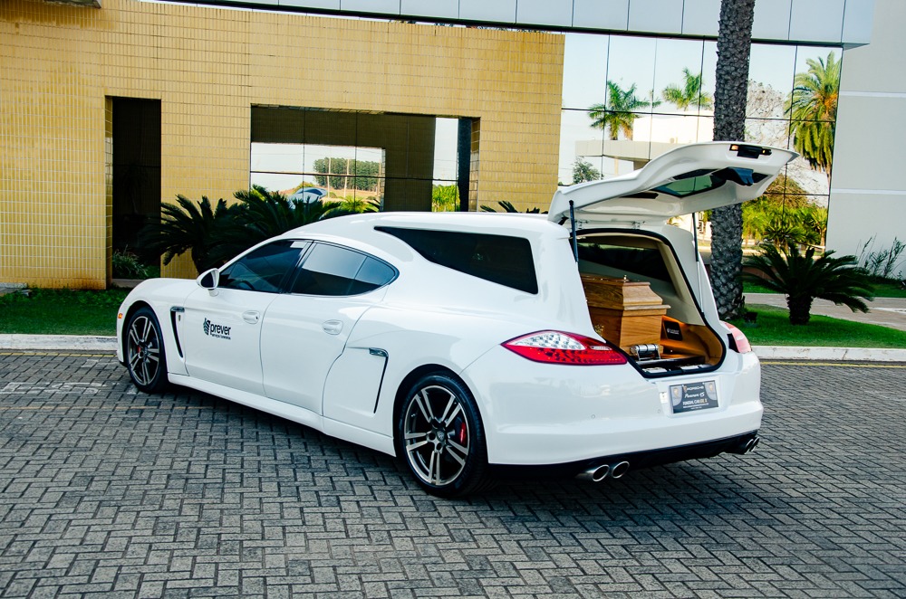 Enterro de luxo: Porsche vira carro funerário no Paraná