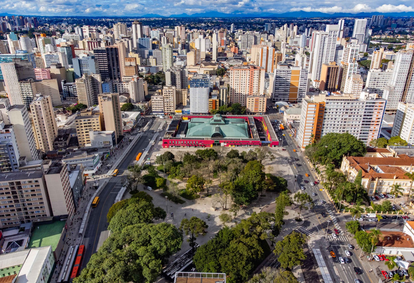 Curitiba tem novo dia com sol e tempo firme