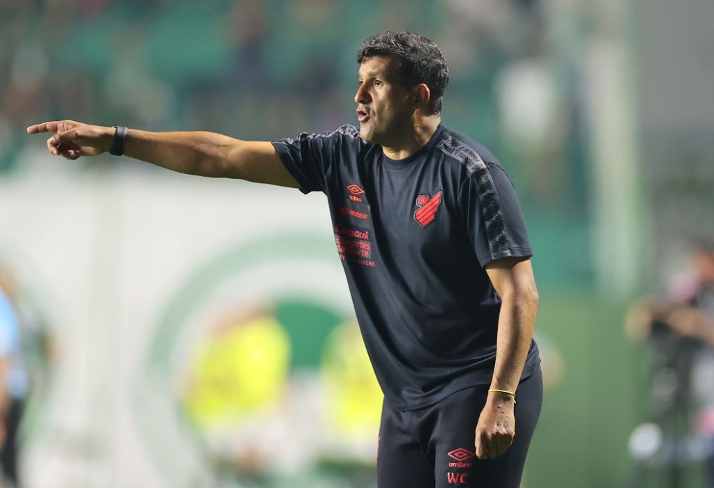 Wesley Carvalho completa dois meses à frente do Athletico