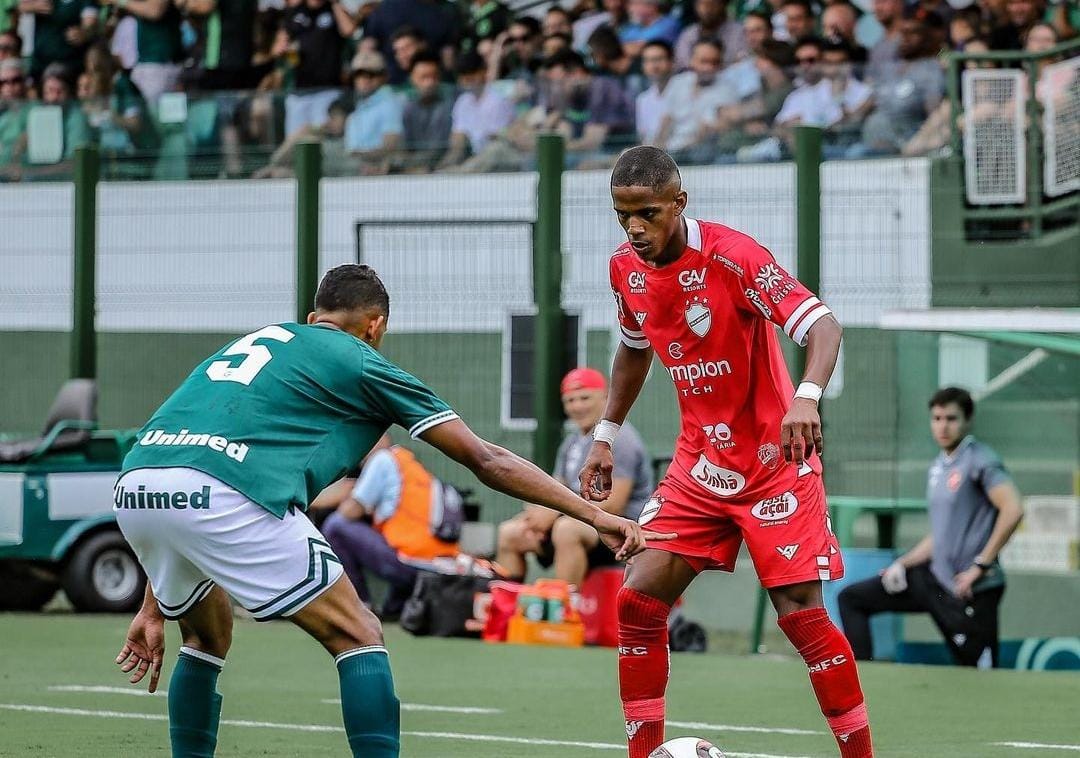 Com nova contratação, Coritiba terá disputa acirrada na lateral-esquerda