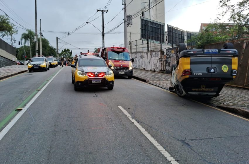 Viatura da PM capota após acidente em Curitiba