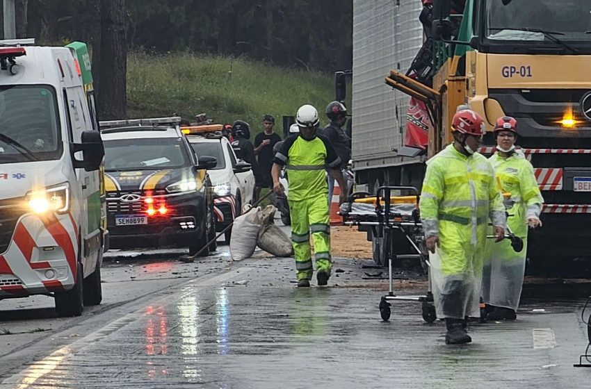 Acidente com dois caminhões deixa uma pessoa em estado grave