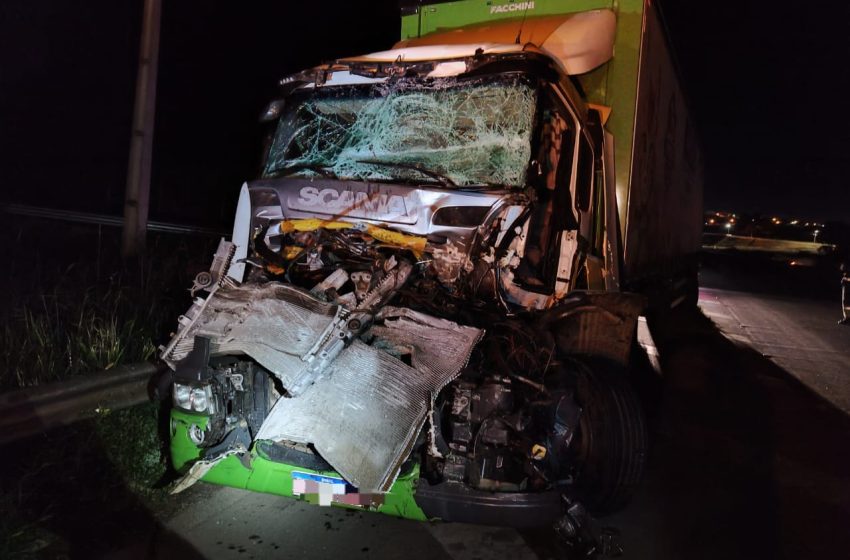 Acidente com caminhões deixa uma pessoa morta na BR-376