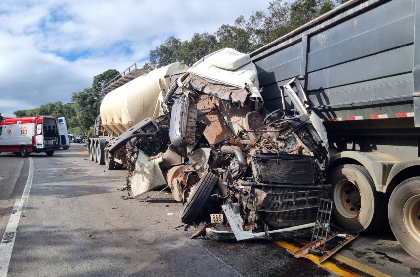 Acidente entre cinco carros deixa quatro feridos na BR-277