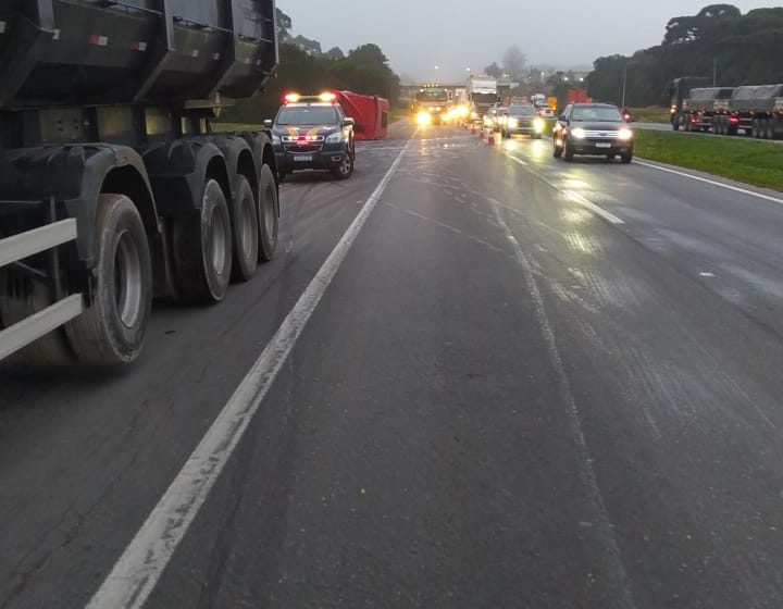 Acidente entre carro e caminhão interdita o Contorno Leste